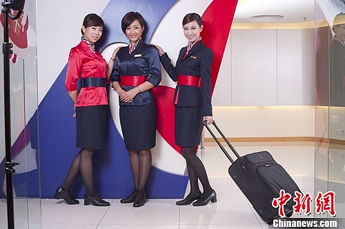澳门航空空姐换新装 制服上红下蓝_航空产业_中国经济网